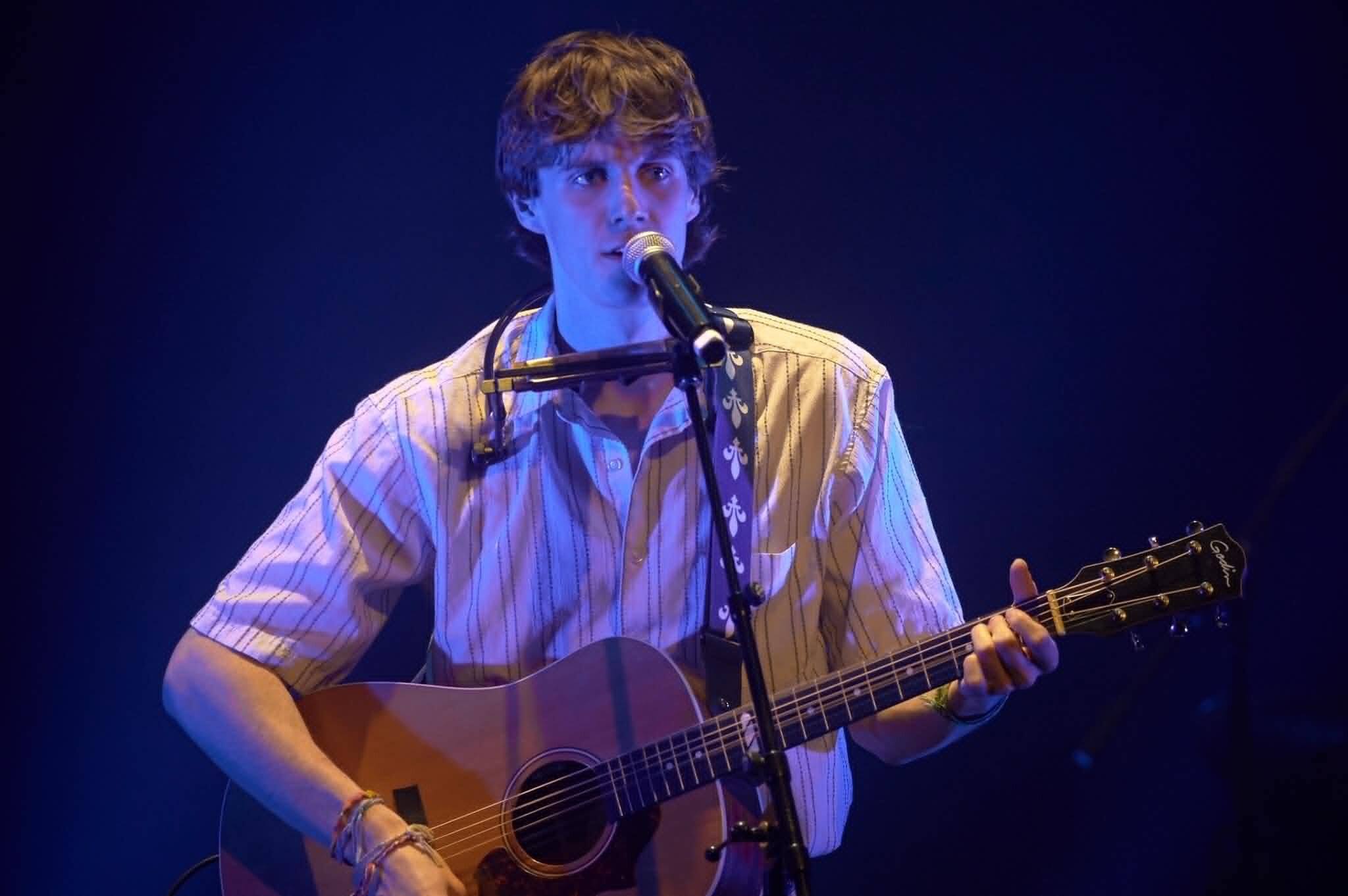 «Jumping jack et push-up»: Voici comment un jeune artiste se prépare ...