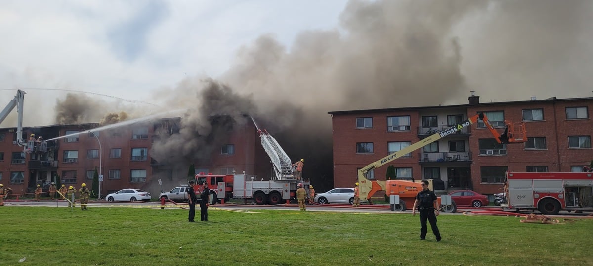 Dorval: un imposant incendie ravage un bâtiment | TVA Nouvelles