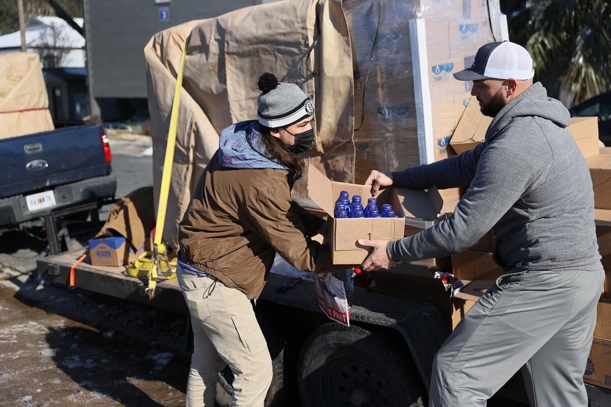 Les Texans, transis de froid, font la queue pour de l’eau potable | JDQ
