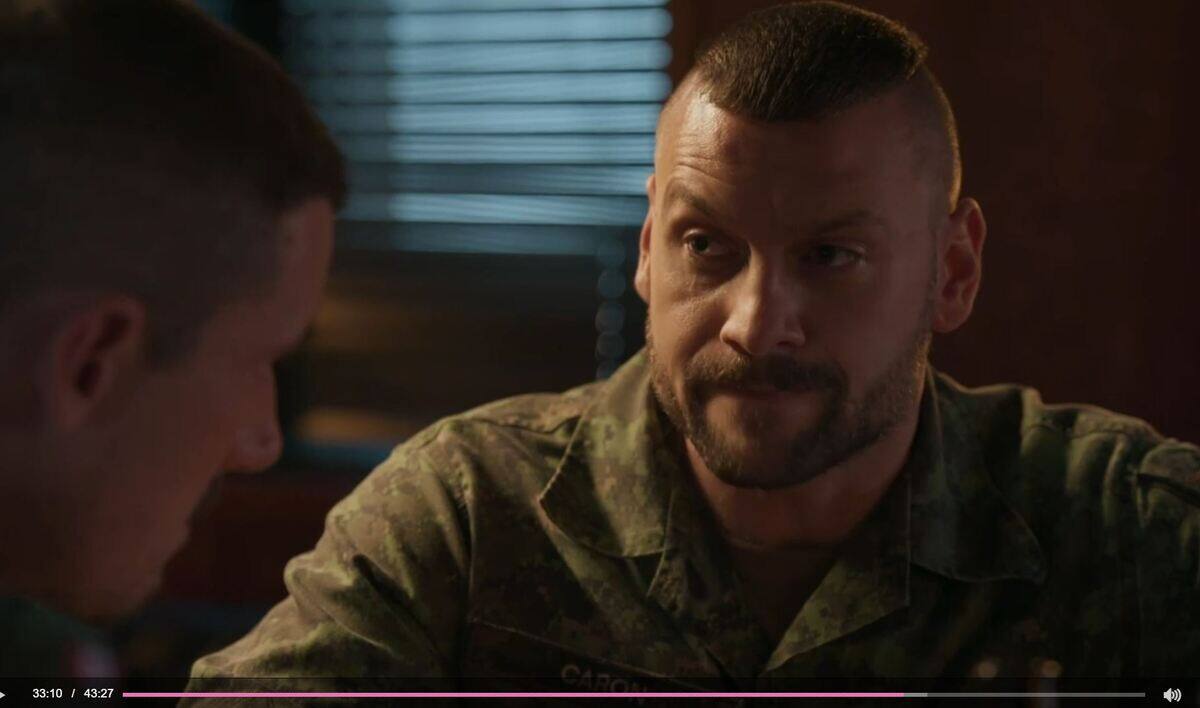 VIDÉO | Ce comédien de la série «Les armes» dévoile sa bisexualité et ...