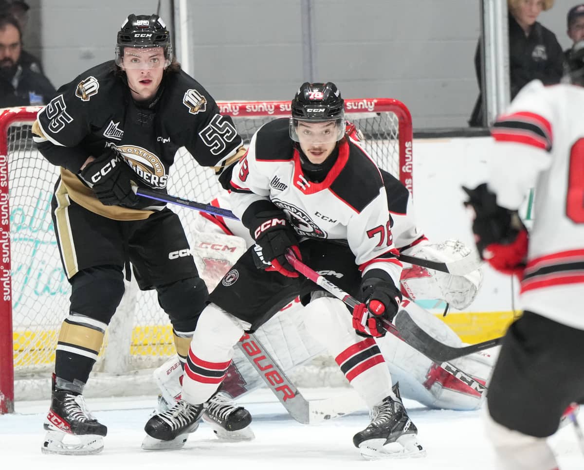 [VIDÉO] Un Québécois part en civière dans la NCAA - TVA Sports