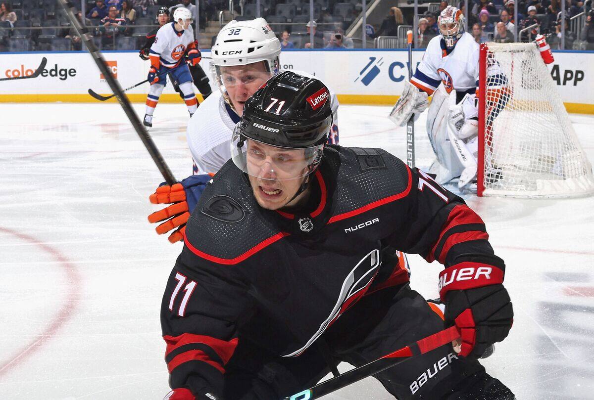 Hurricanes: Jesper Fast ratera toute la saison 2024-2025 | JDQ