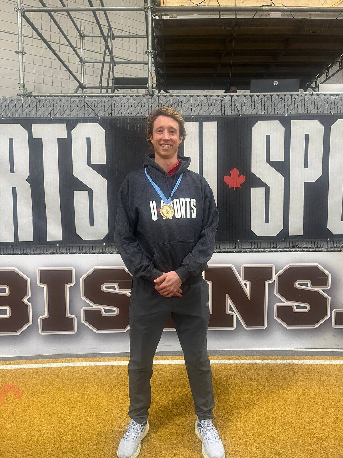 Un coureur du Rouge et Or reçoit sa médaille des mondiaux ...