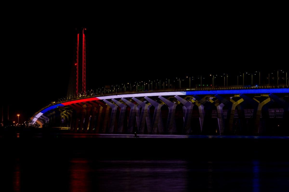Illuminations du pont Samuel-De Champlain: la Saint-Jean-Baptiste et le ...