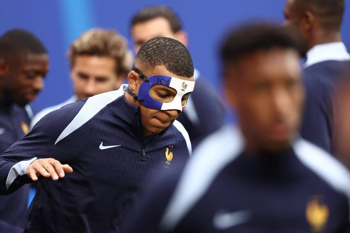 Le masque de Mbappé vole la vedette! - TVA Sports