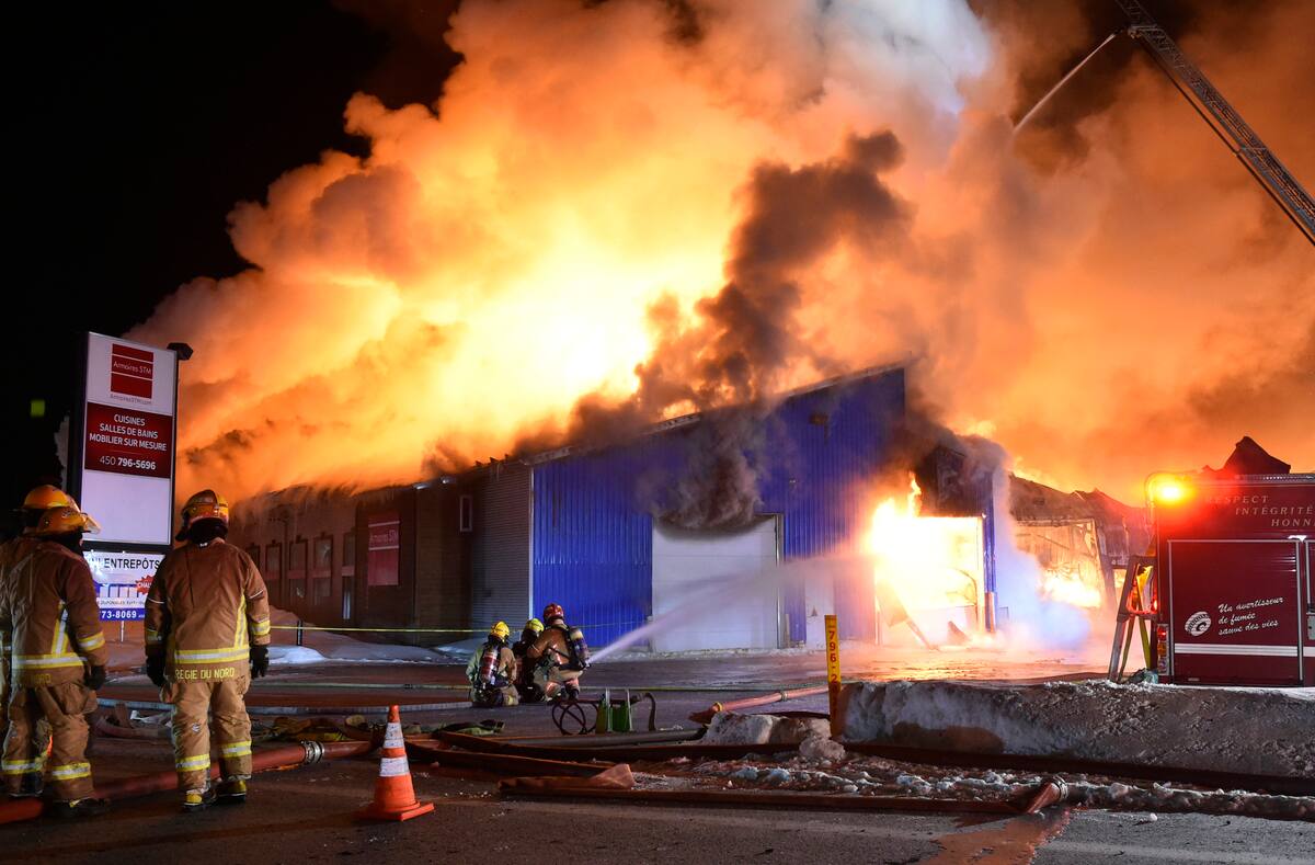 Un incendie majeur ravage un bâtiment industriel et commercial à Saint ...