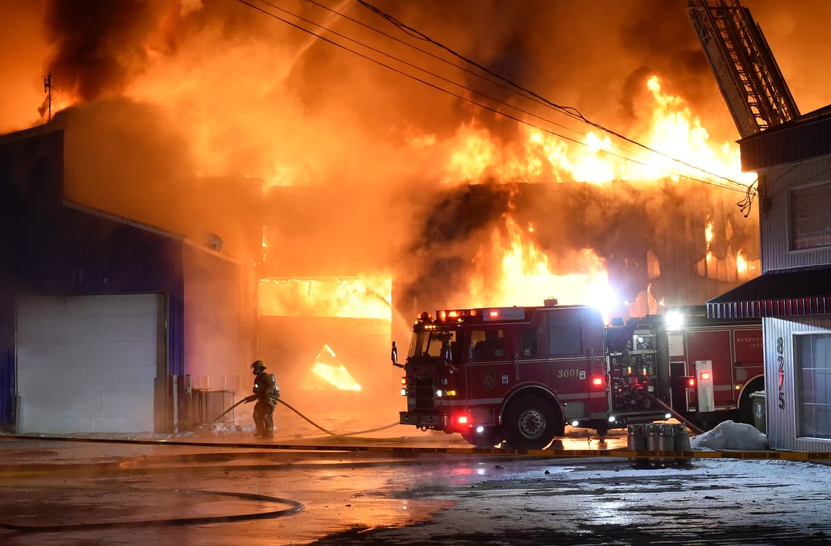 Un incendie majeur ravage un bâtiment industriel et commercial à Saint ...