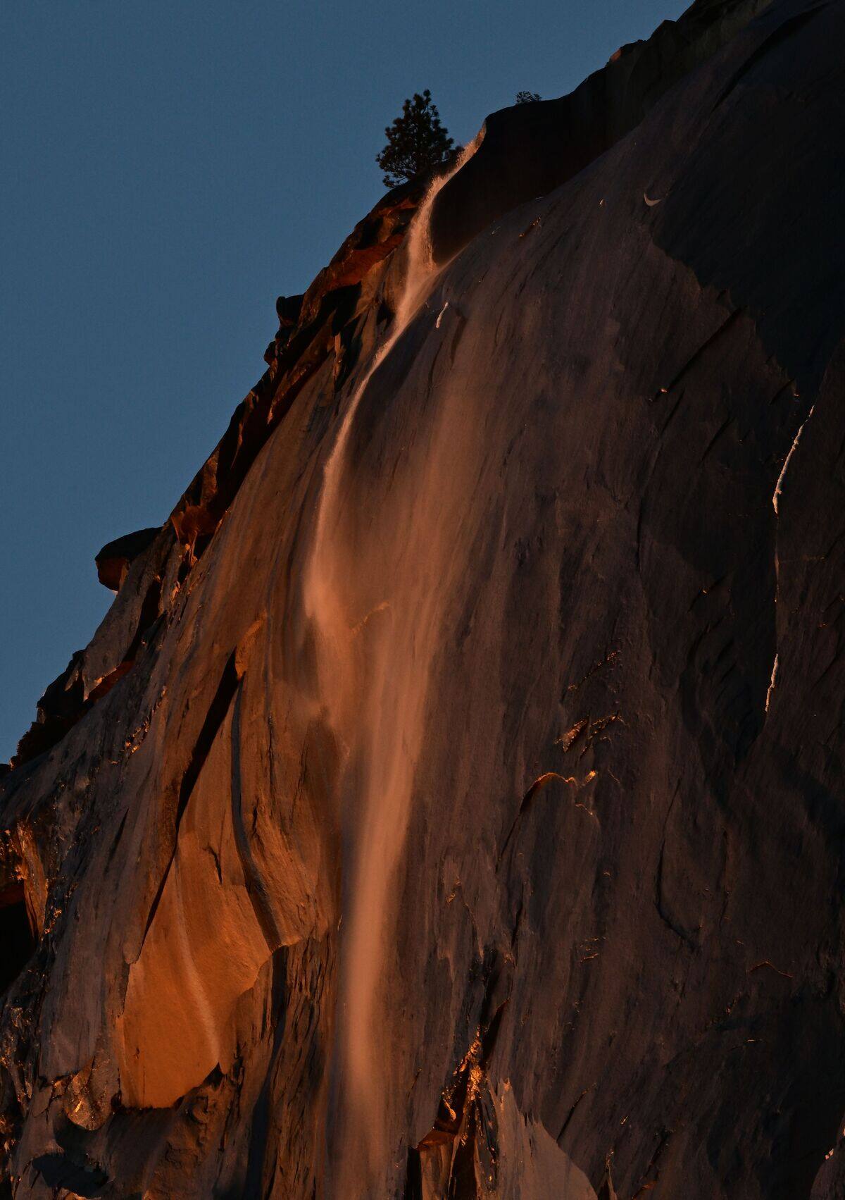 [EN IMAGES] Une spectaculaire «cascade de feu» fait le bonheur des ...