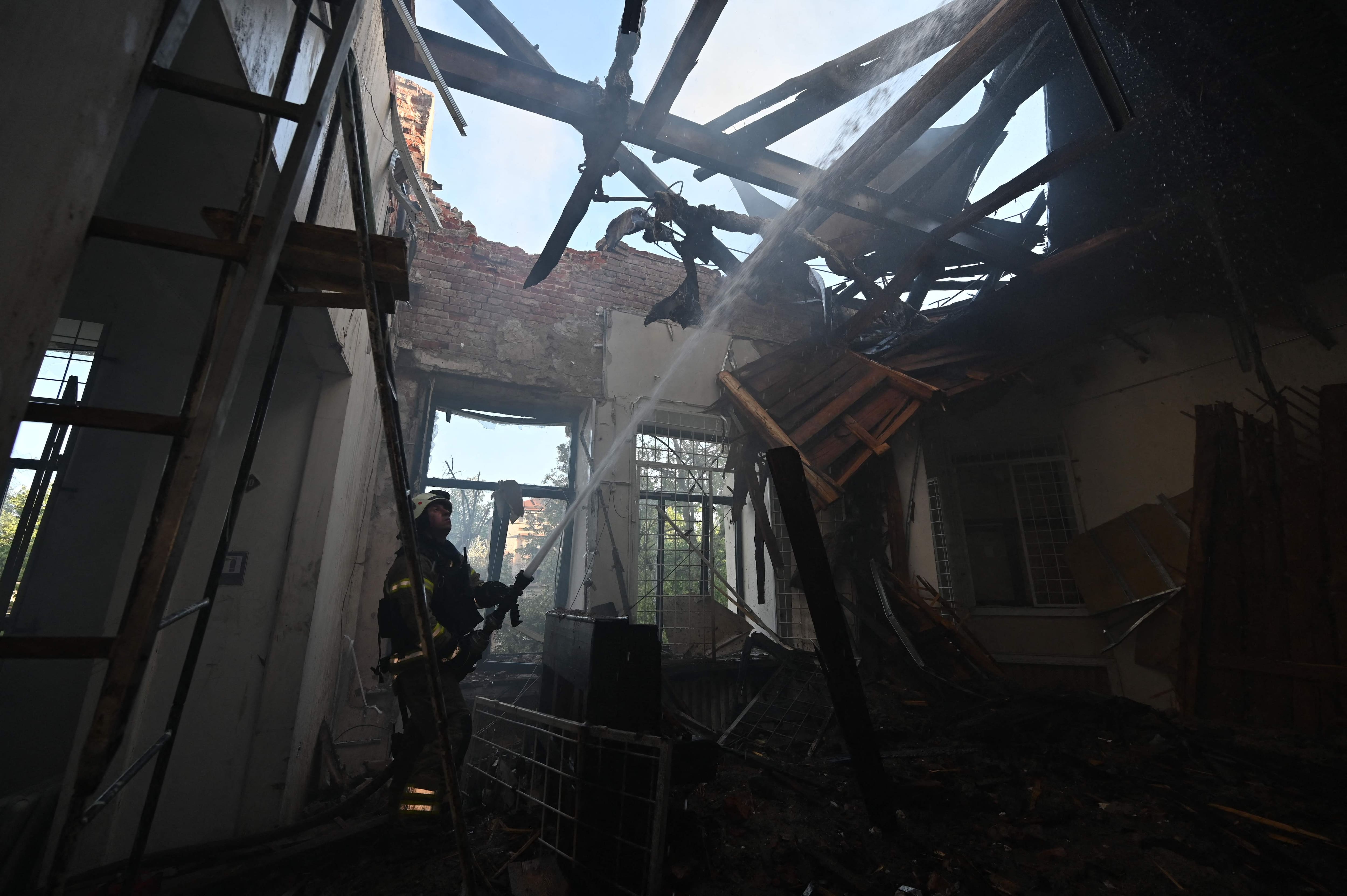 Ukraine: cinq secouristes tués à Kharkiv, attaque massive sur Kyïv | JDM