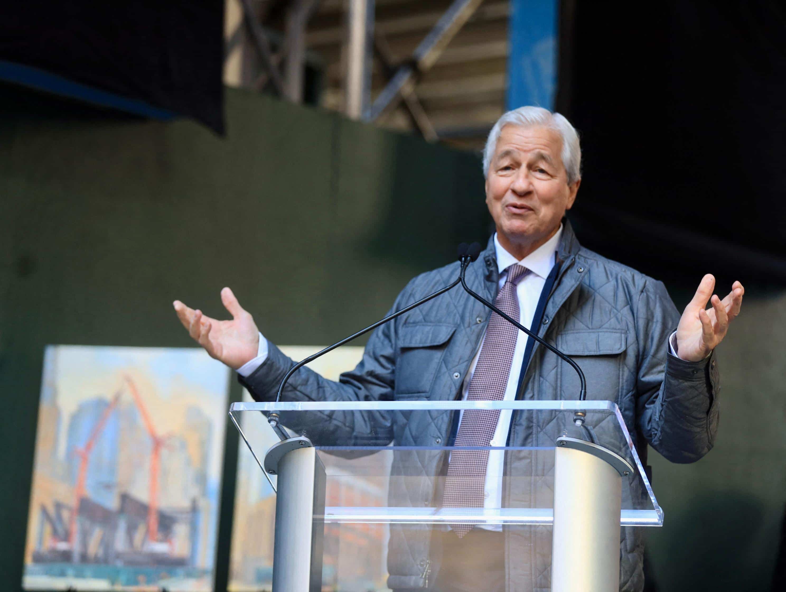 Trump attaque en justice JPMorgan Chase et son patron Jamie Dimon | TVA ...