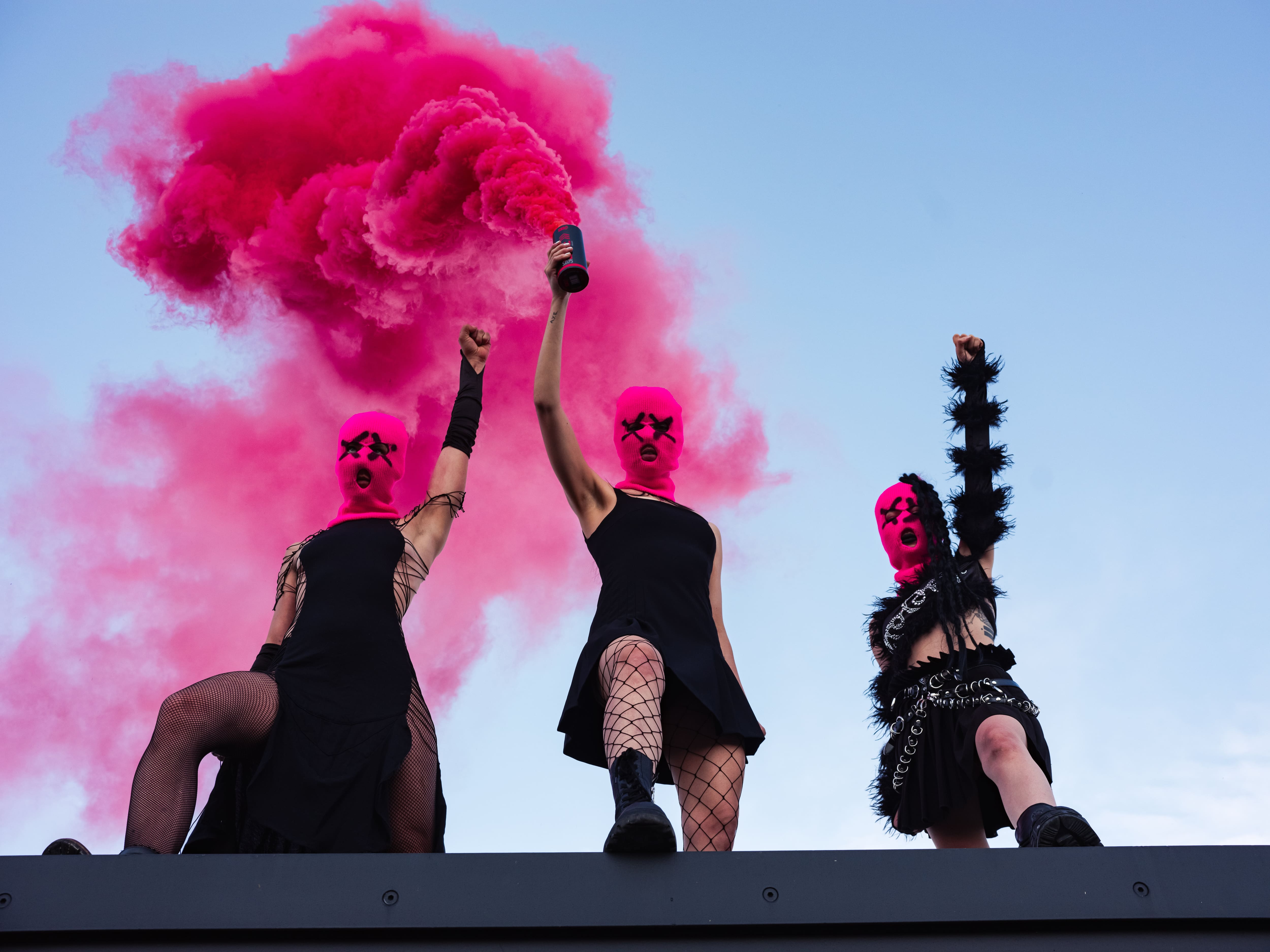 Banni de Russie: le groupe punk anti-Poutine Pussy Riot désigné ...