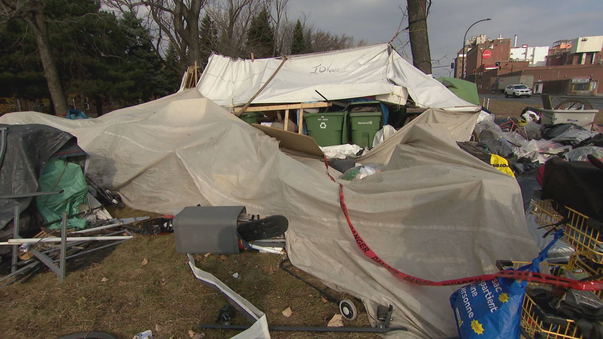 Démantèlement du campement sur Notre-Dame: un moratoire exigé | TVA ...