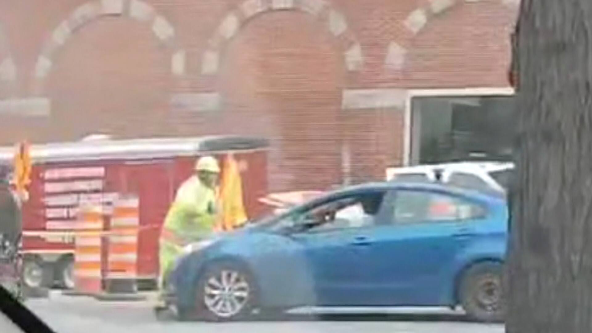 EN VIDÉO | Un signaleur routier poussé par une voiture près d’un ...