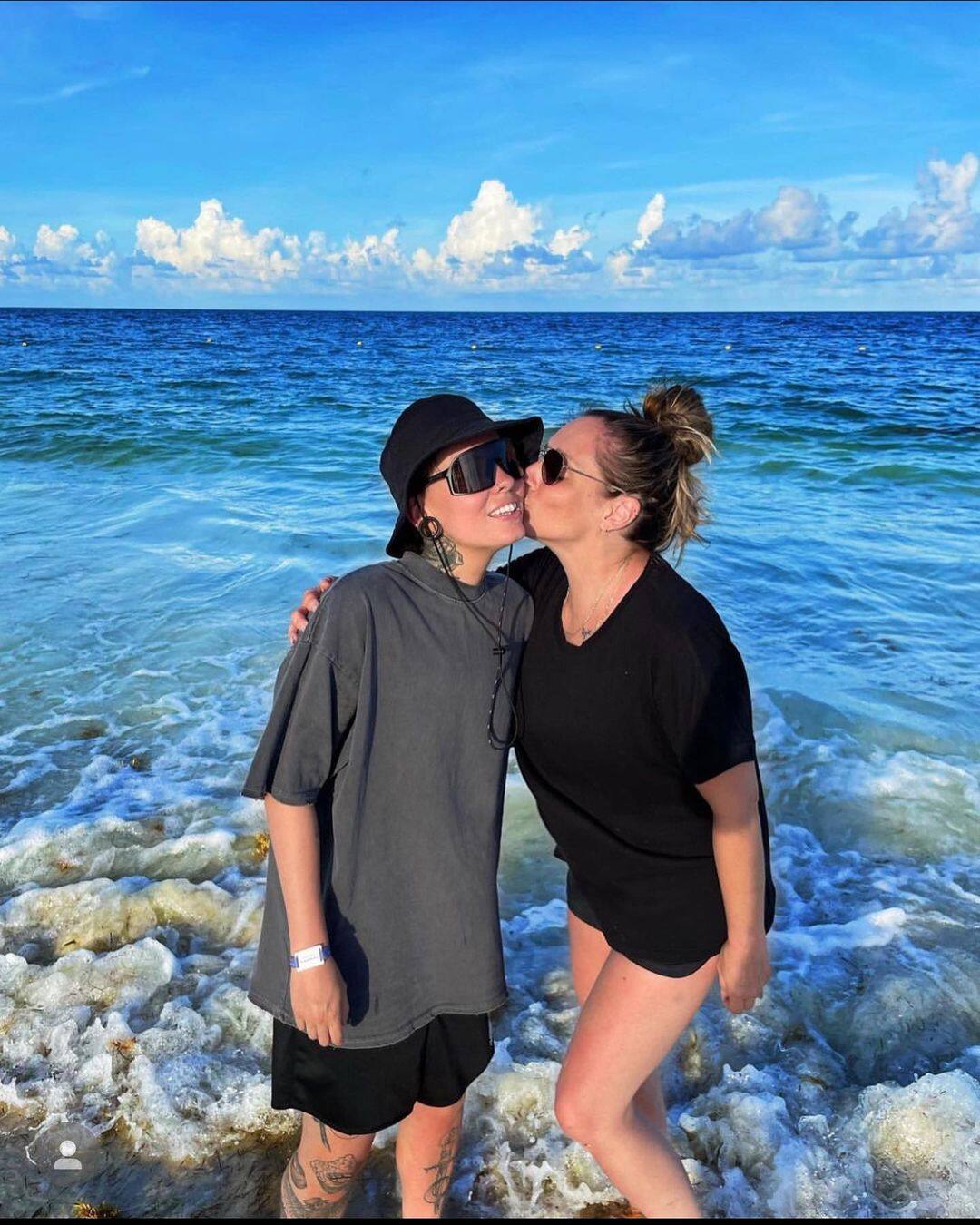 Roxane Bruneau souligne le 43e anniversaire de son amoureuse d’une ...