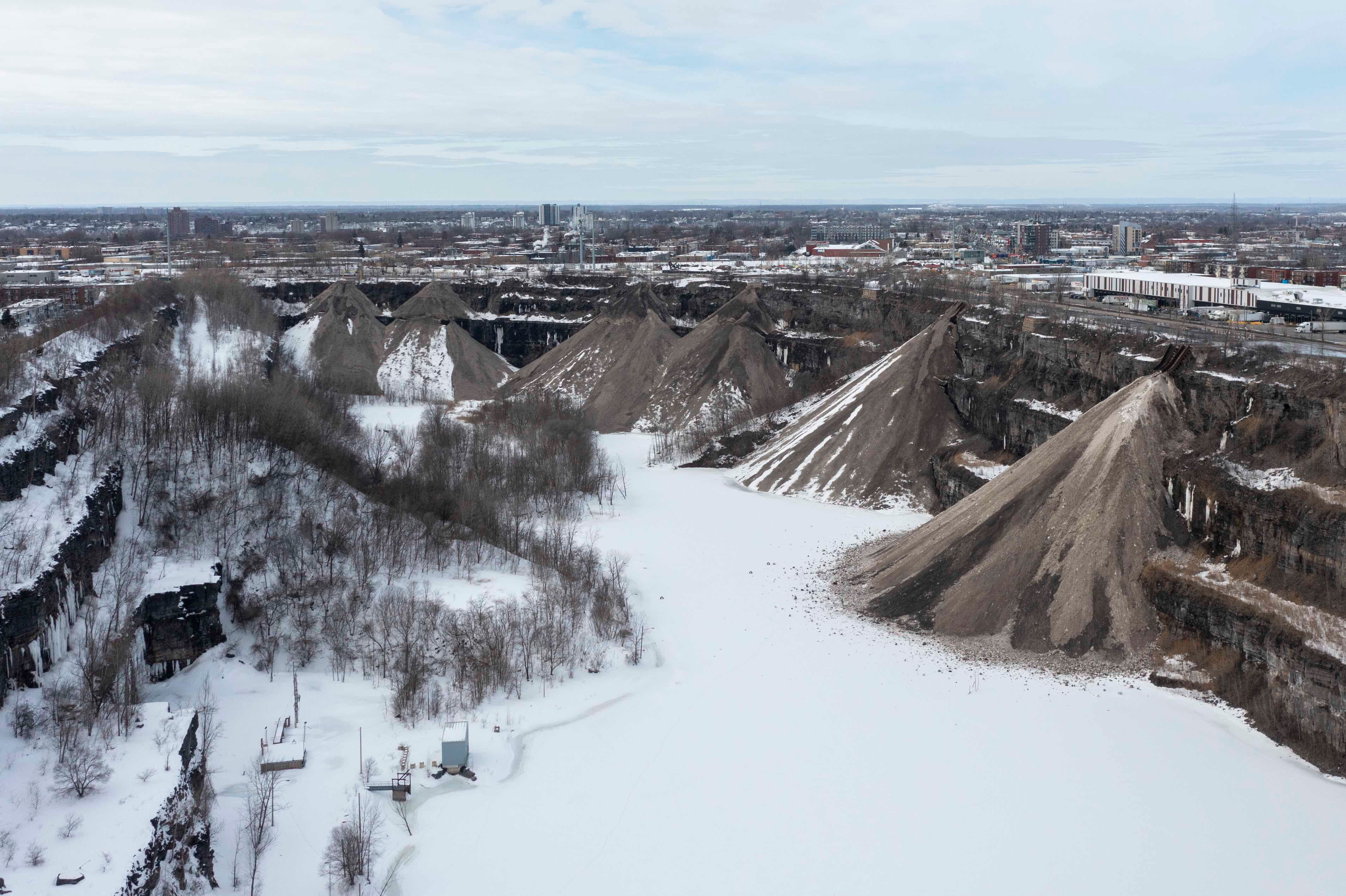 Montréal jette sa neige dans l'ancienne carrière Francon, un trou géant ...