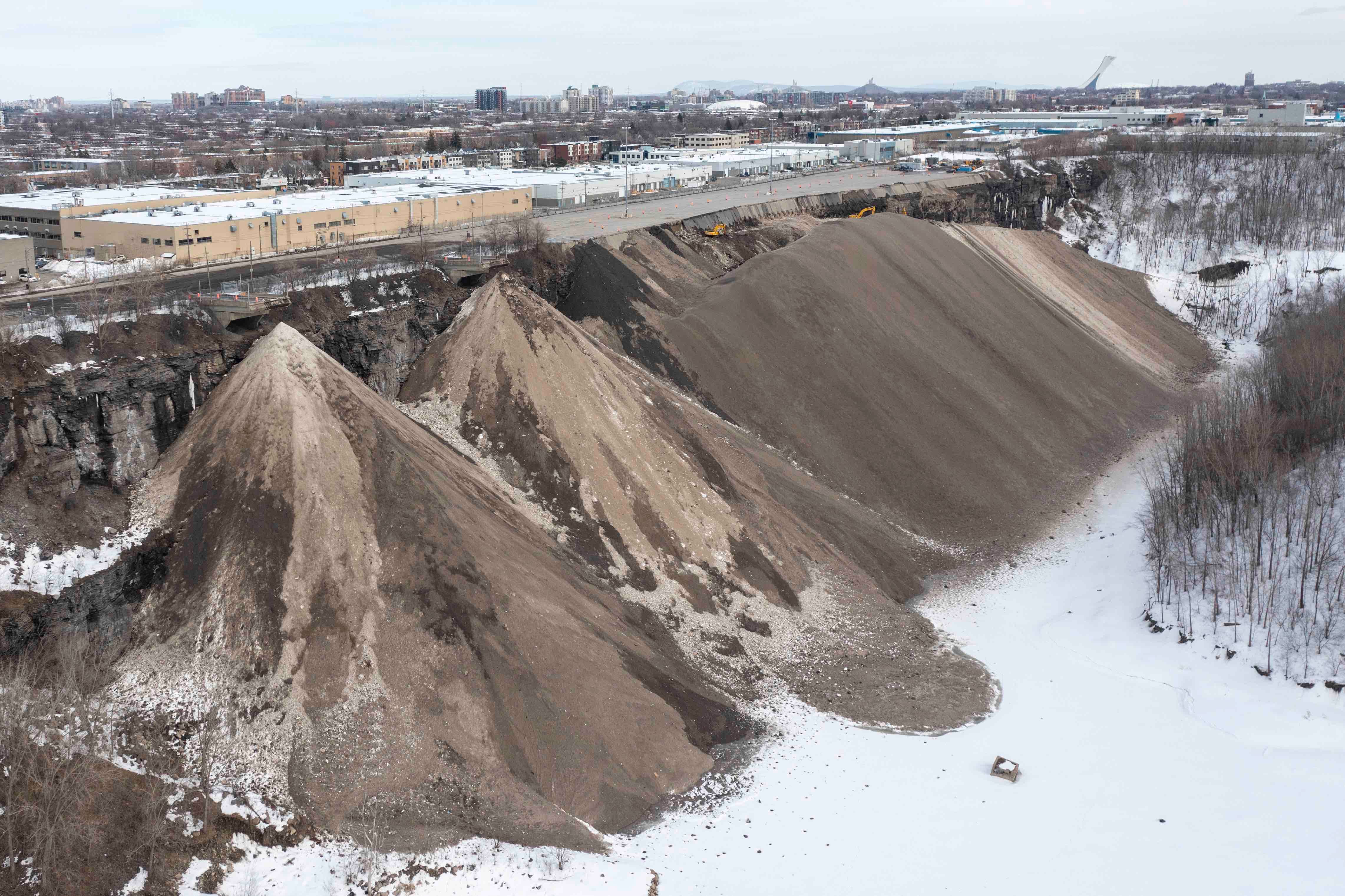 Montréal jette sa neige dans l'ancienne carrière Francon, un trou géant ...