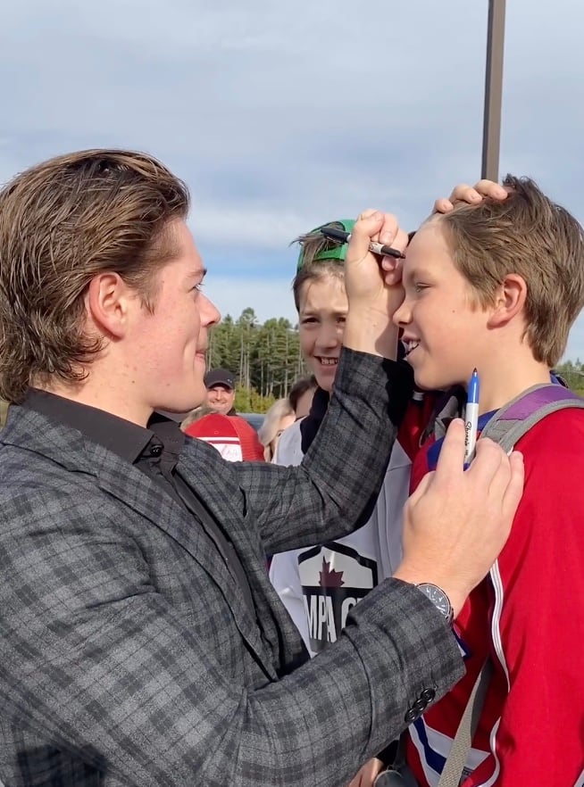 Le CH à Gander: un autographe de Cole Caufield dans le front | JDQ