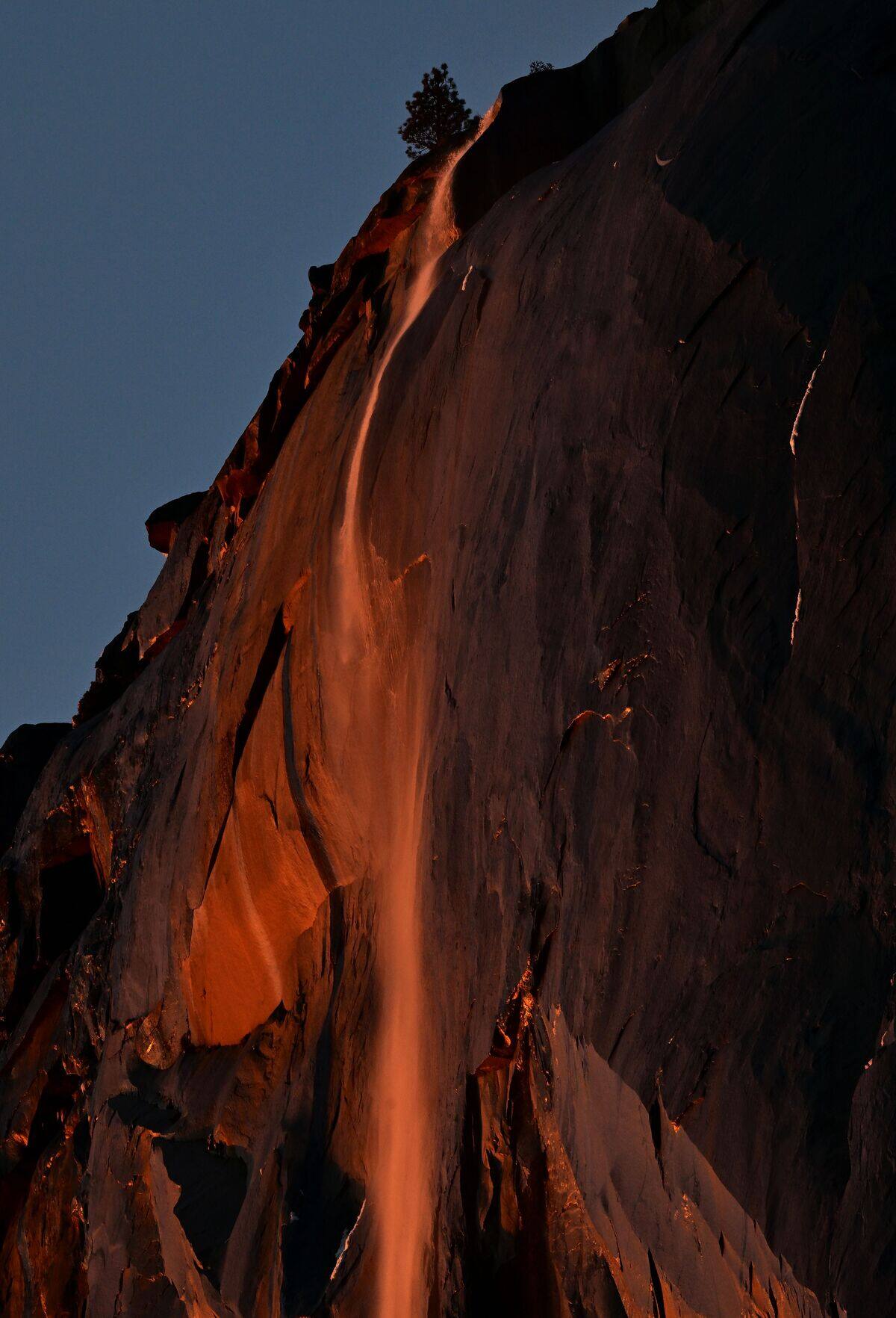 [EN IMAGES] Une spectaculaire «cascade de feu» fait le bonheur des ...