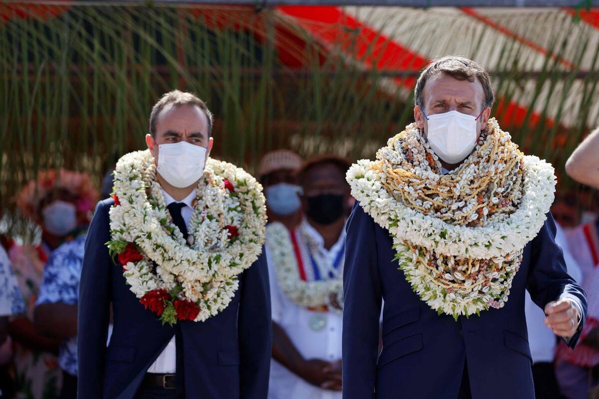 Les photos d’Emmanuel Macron enseveli sous les colliers à fleurs font ...