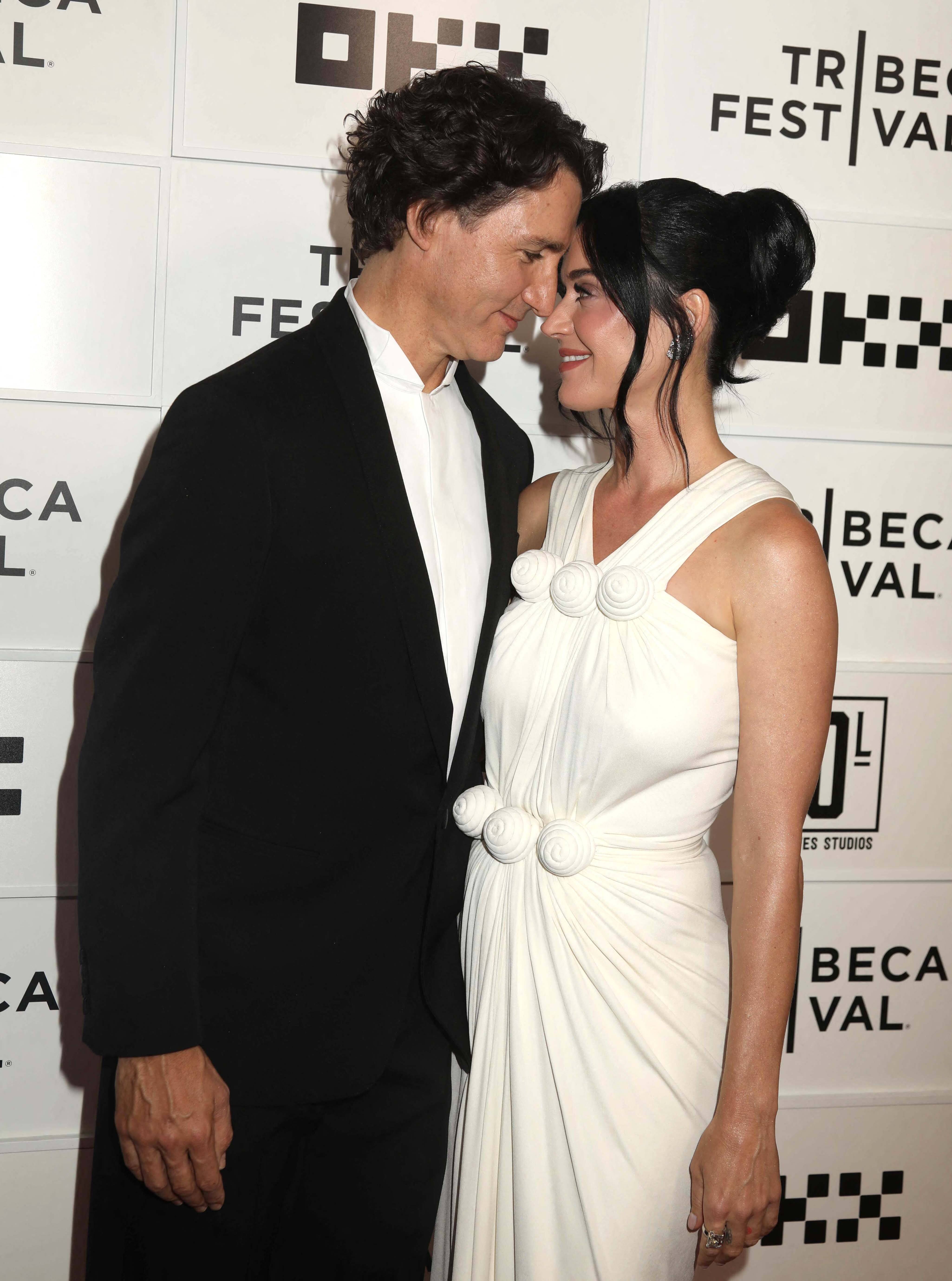 Katy Perry et Justin Trudeau foulent leur premier tapis rouge en couple ...
