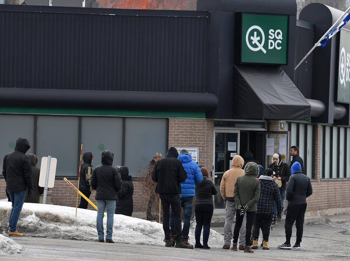 [EN IMAGES] COVID-19: Ruée vers la SQDC à Québec | JDQ