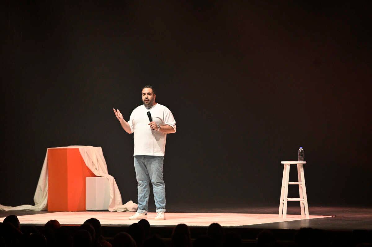 Voici ce qu’on a pensé du premier spectacle de l’humoriste Neev, sauvé ...