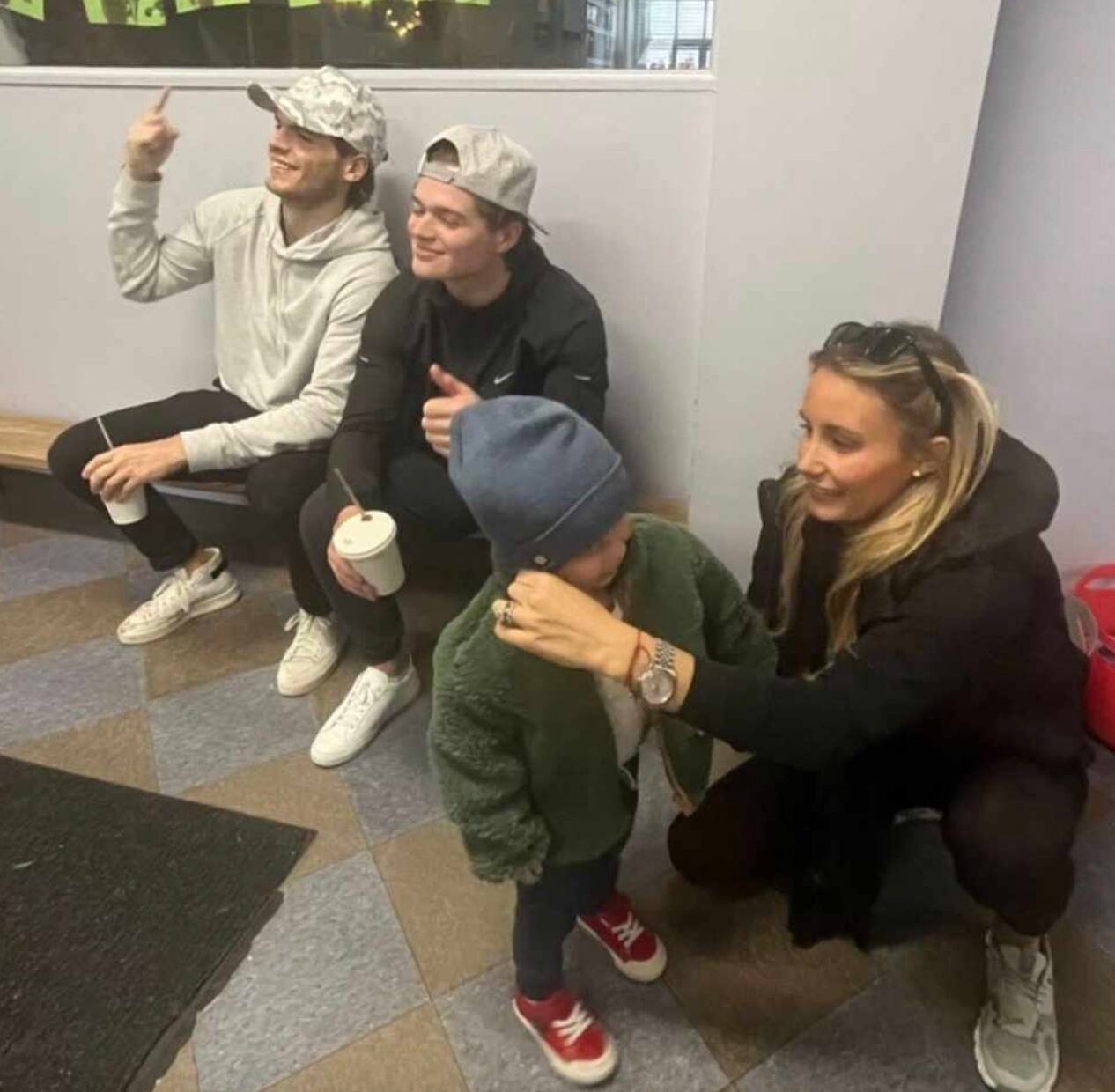 Cole Caufield et Jake Evans vont chercher le fils de Chris Wideman à la ...