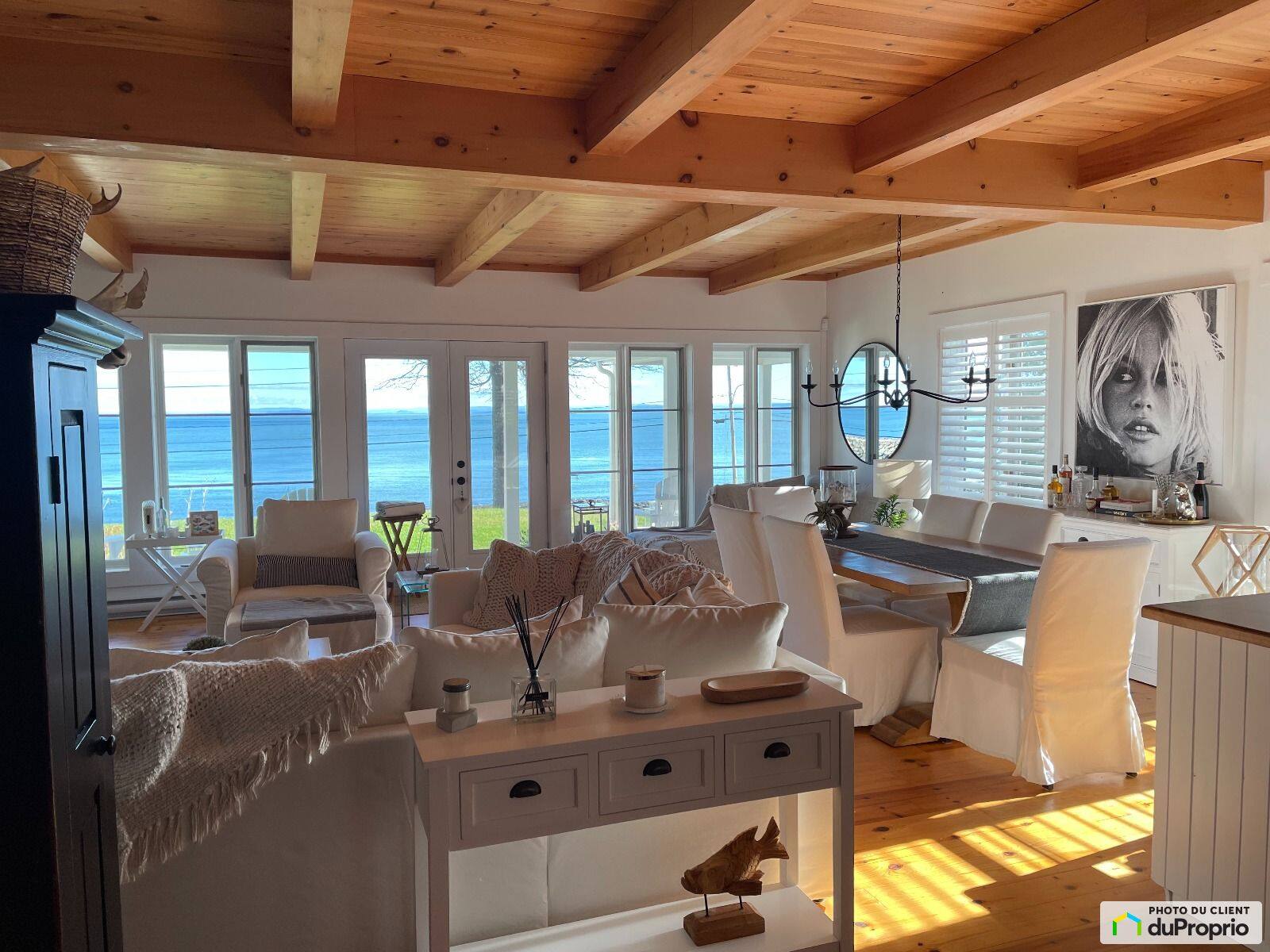 Une maison de plage sur le bord du fleuve à Sainte-Irénée à vendre pour ...