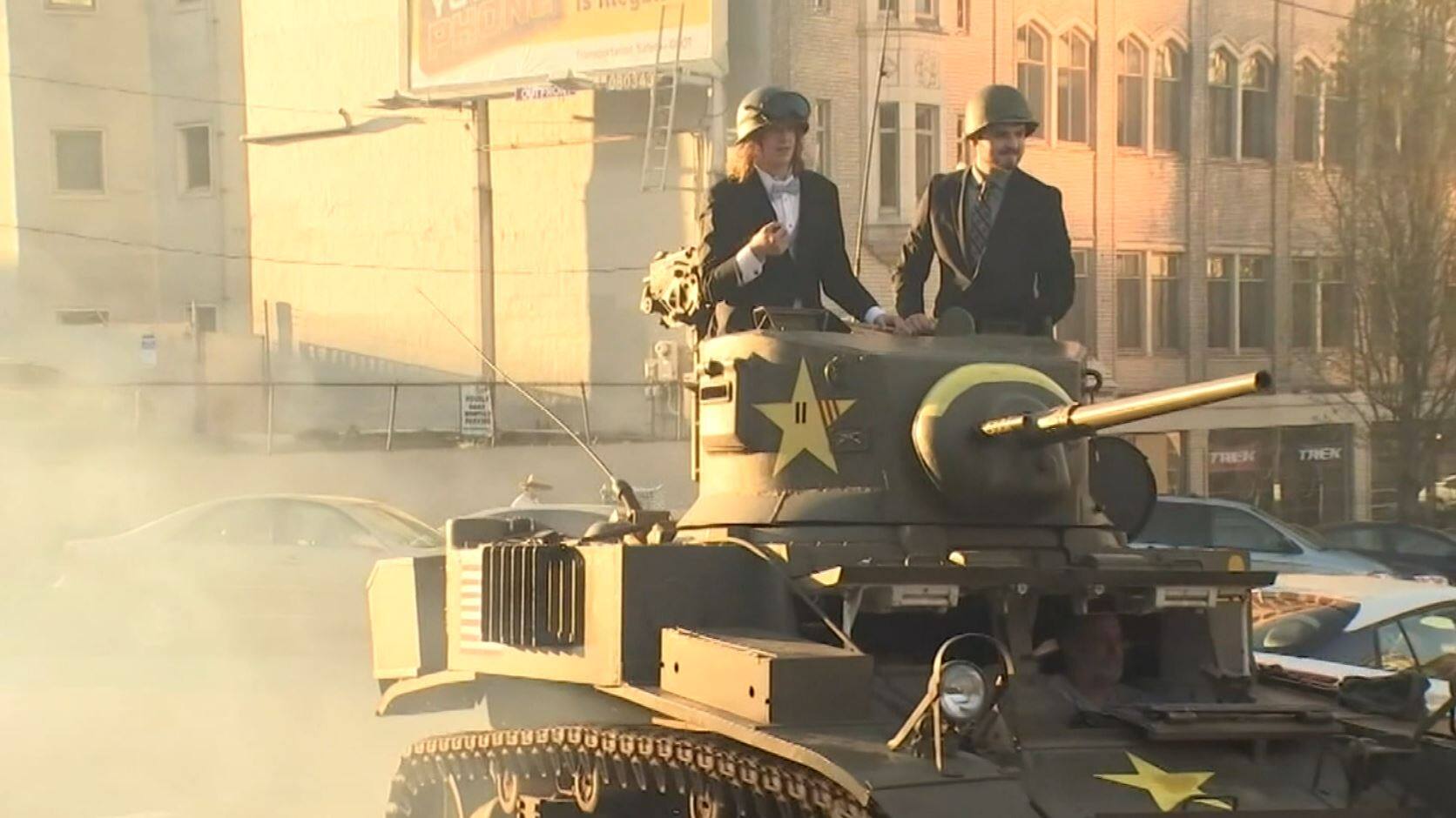 EN VIDÉO | Ils arrivent à leur bal de finissants en char d’assaut | TVA ...