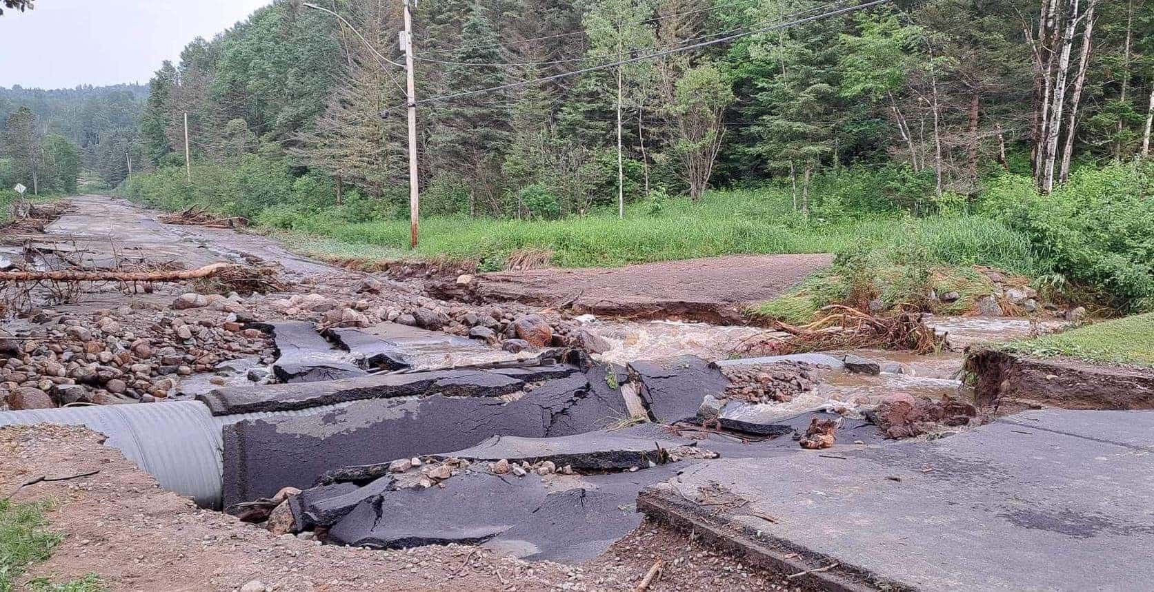 Trois véhicules emportés dans l’affaissement de la route au Saguenay ...