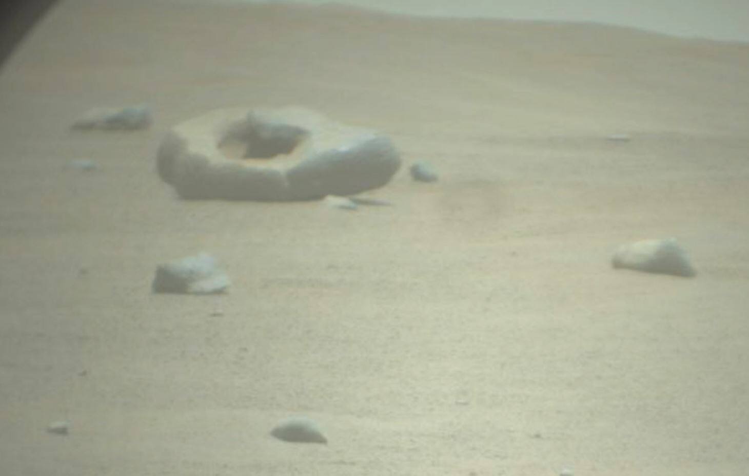 Un mystérieux rocher en forme de beigne découvert sur Mars | JDM