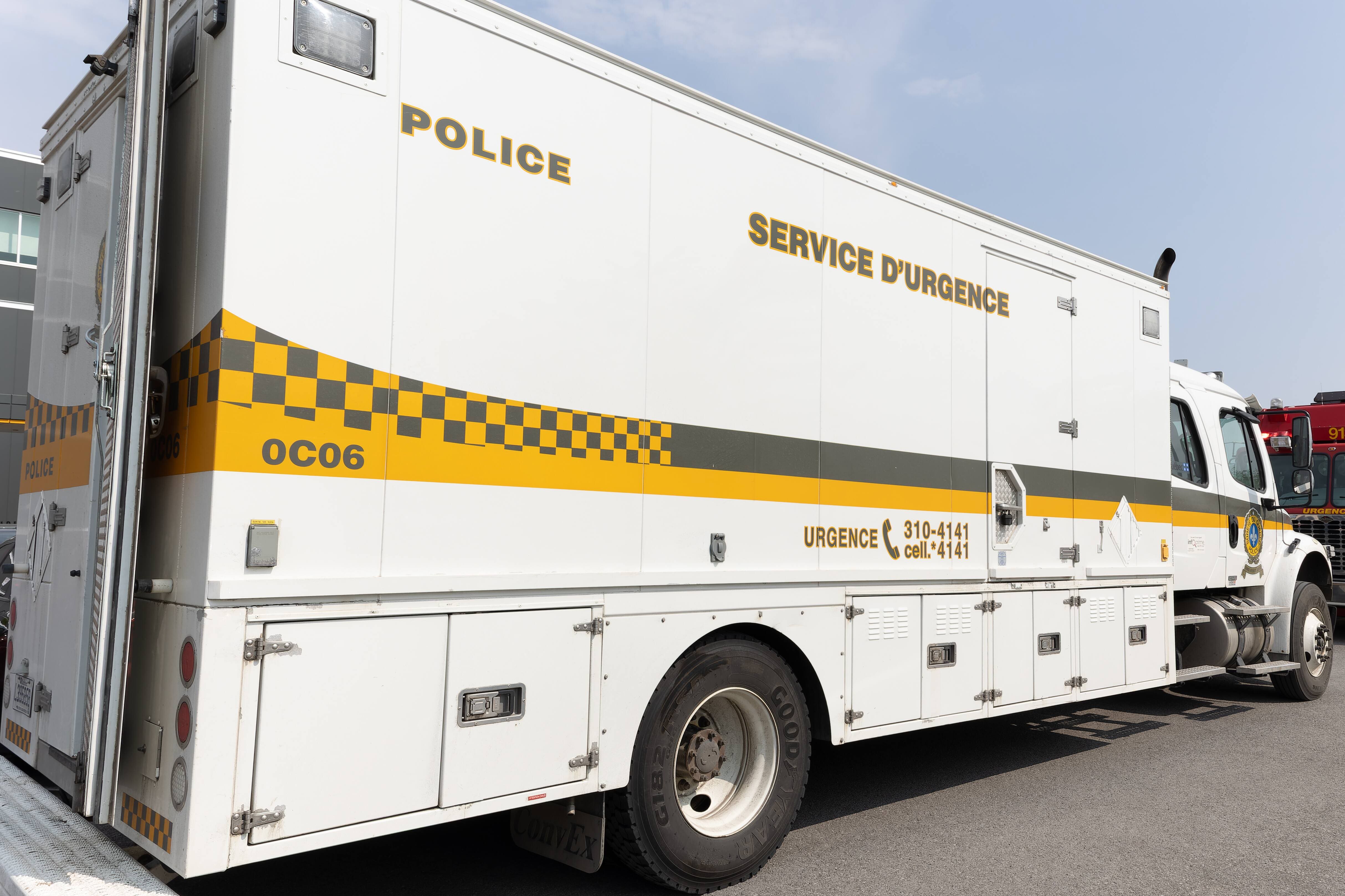 [PHOTOS] Intervention pour un colis suspect à Revenu Québec | JDQ