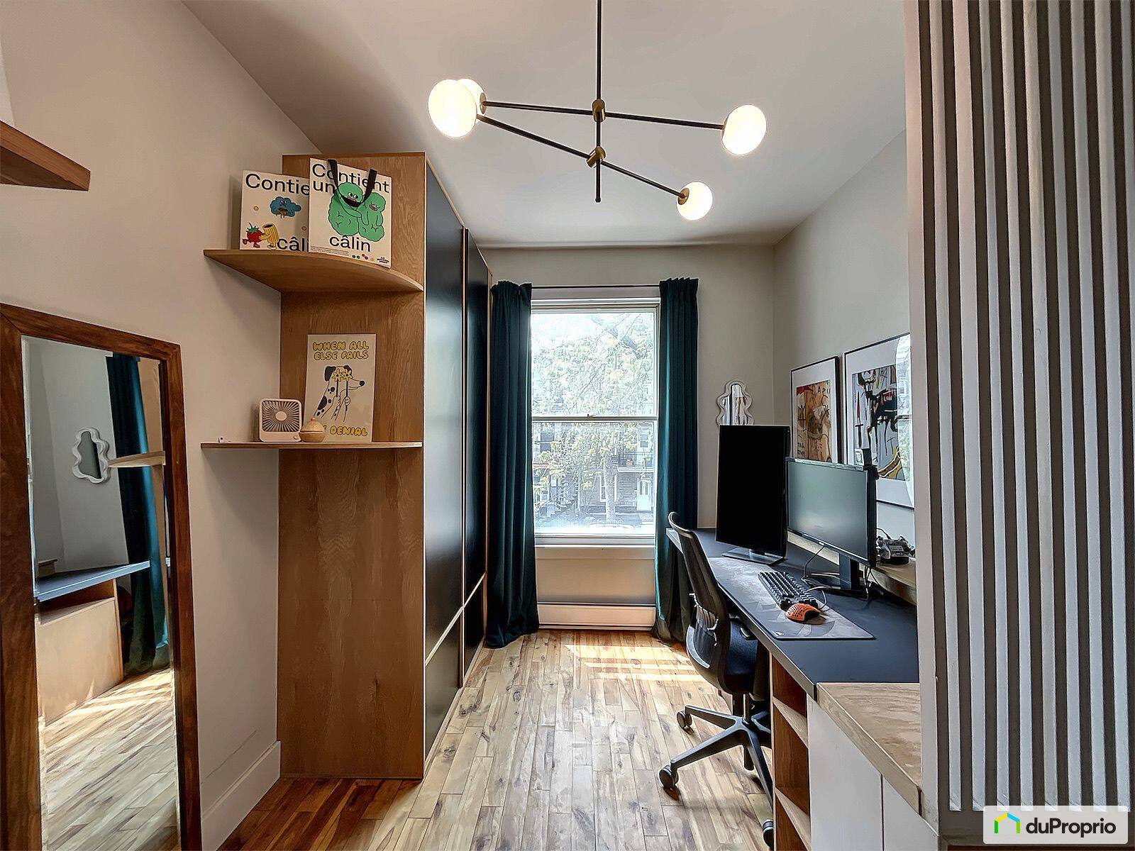 Un condo coloré qui ressemble à une mini galerie d’art à vendre dans ...