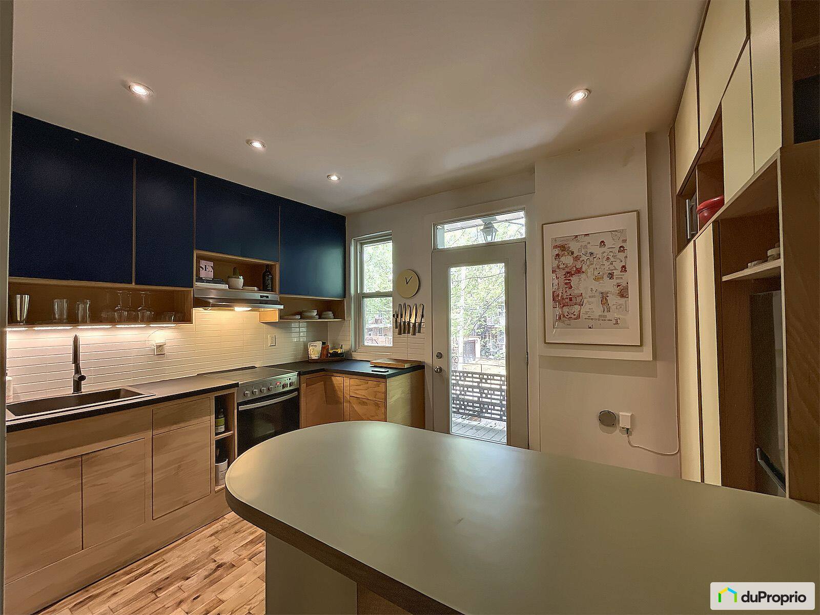 Un condo coloré qui ressemble à une mini galerie d’art à vendre dans ...