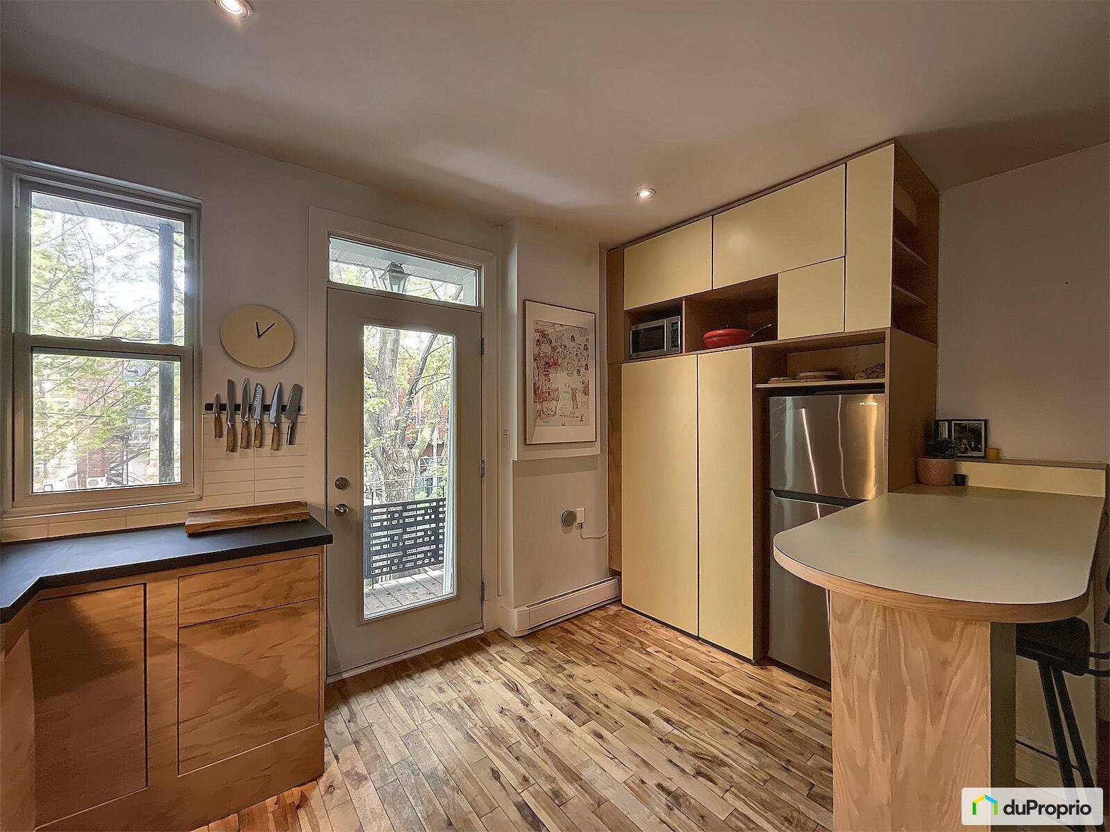 Un condo coloré qui ressemble à une mini galerie d’art à vendre dans ...