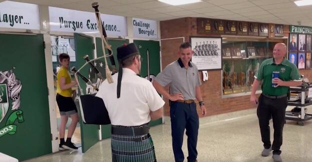 À VOIR | Des finissants du secondaire engagent un joueur de cornemuse ...