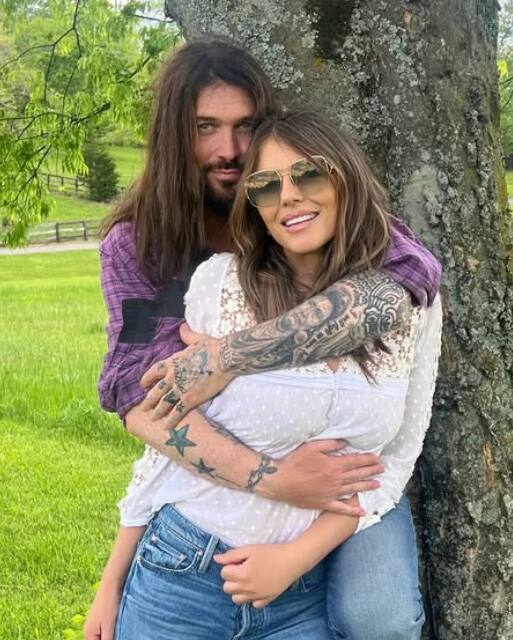 Elizabeth Hurley et Billy Ray Cyrus partagent des photos de leur week ...