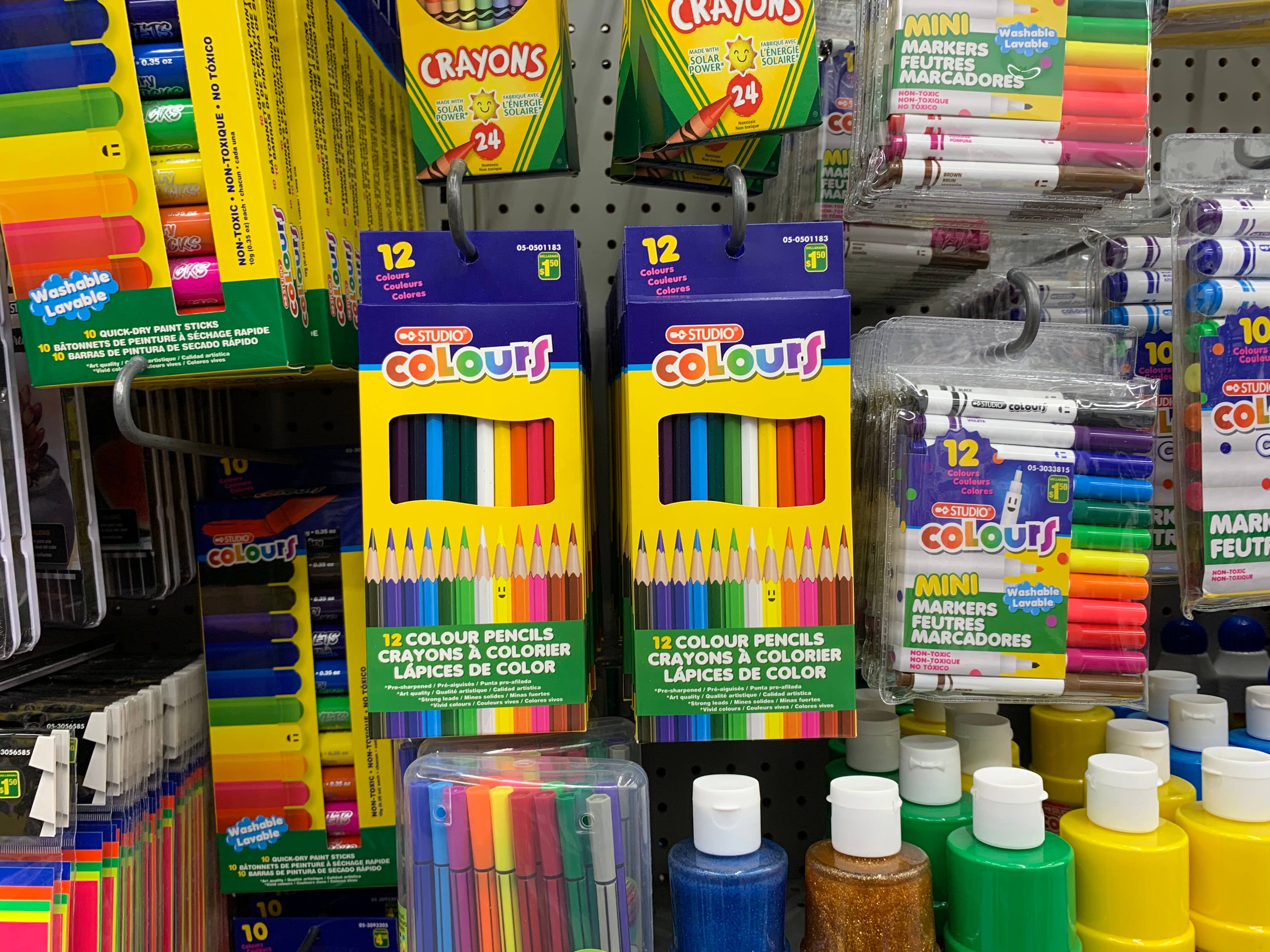 Les fournitures scolaires moins chères au Dollarama? On compare avec ...