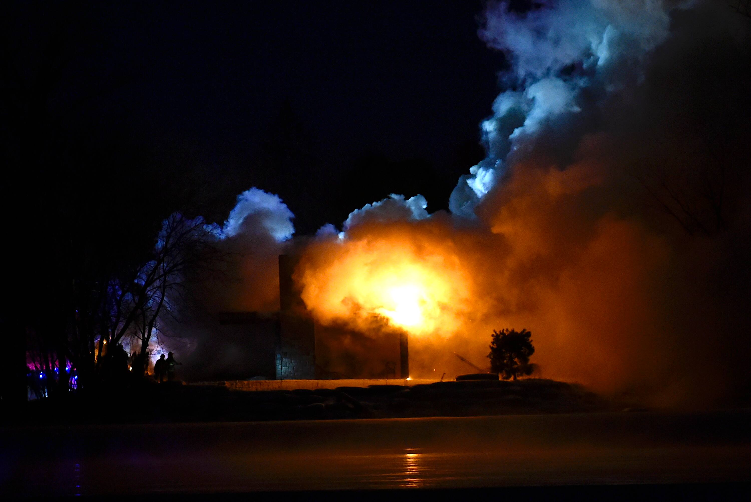 Incendie suspect: une résidence ravagée par les flammes à Terrebonne | JDM