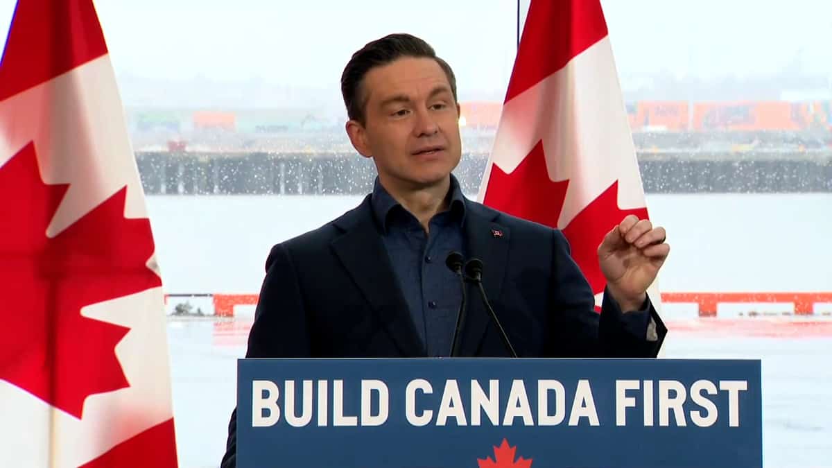Poilievre promet de réduire la «paperasse» au fédéral de 25% en deux ...