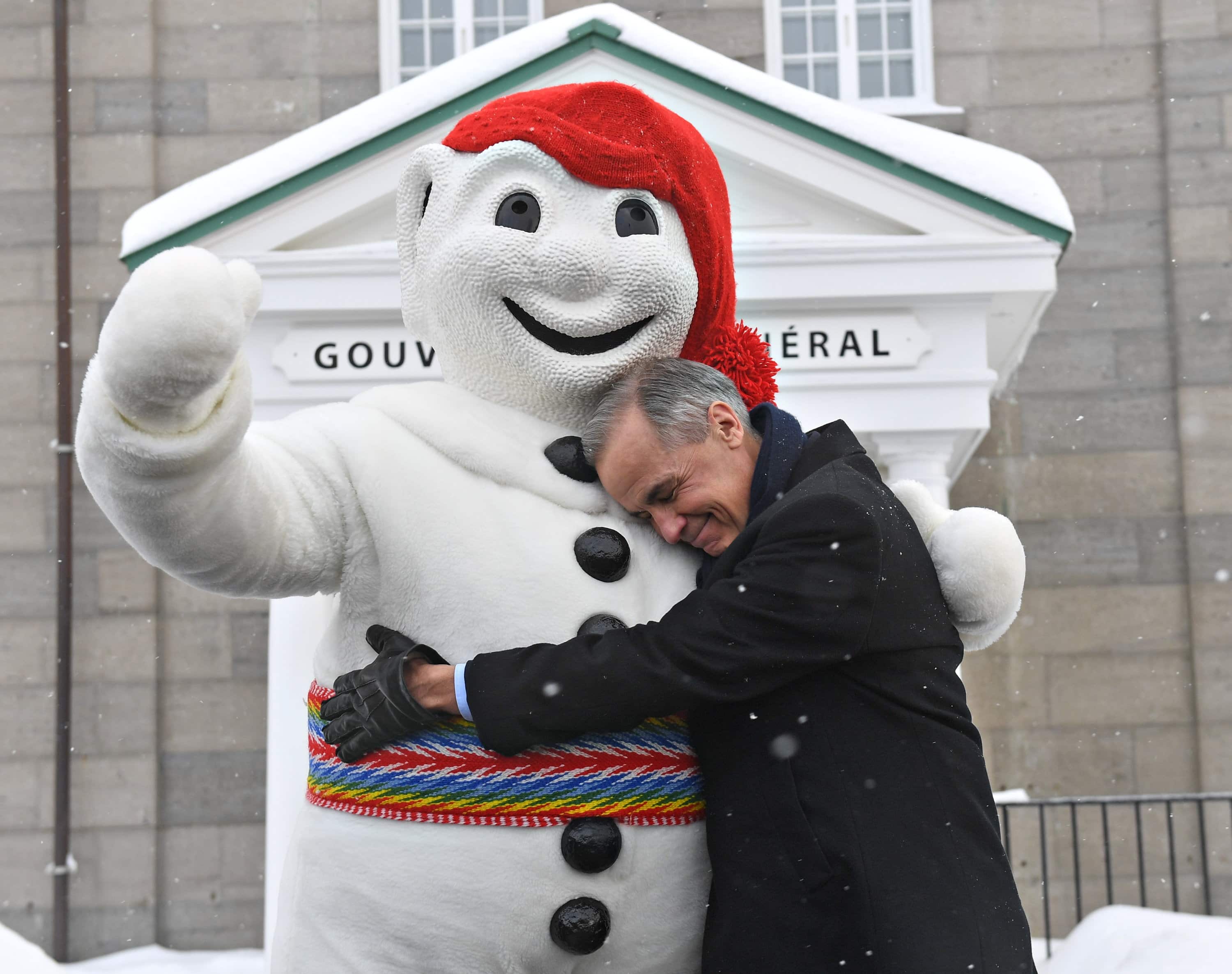 EN IMAGES | Mark Carney donne un câlin à Bonhomme Carnaval et s’amuse ...