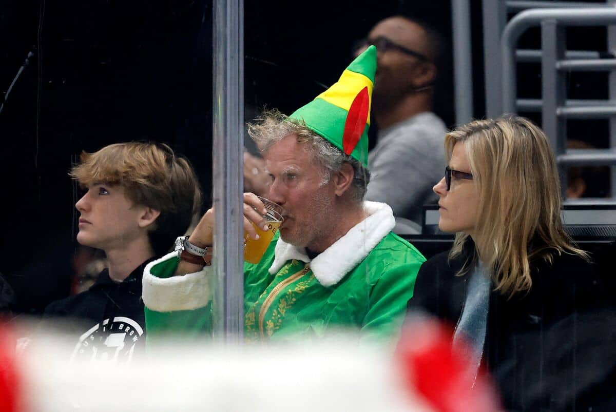 EN PHOTOS | Will Ferrell assiste à un match des Kings déguisé en Buddy ...