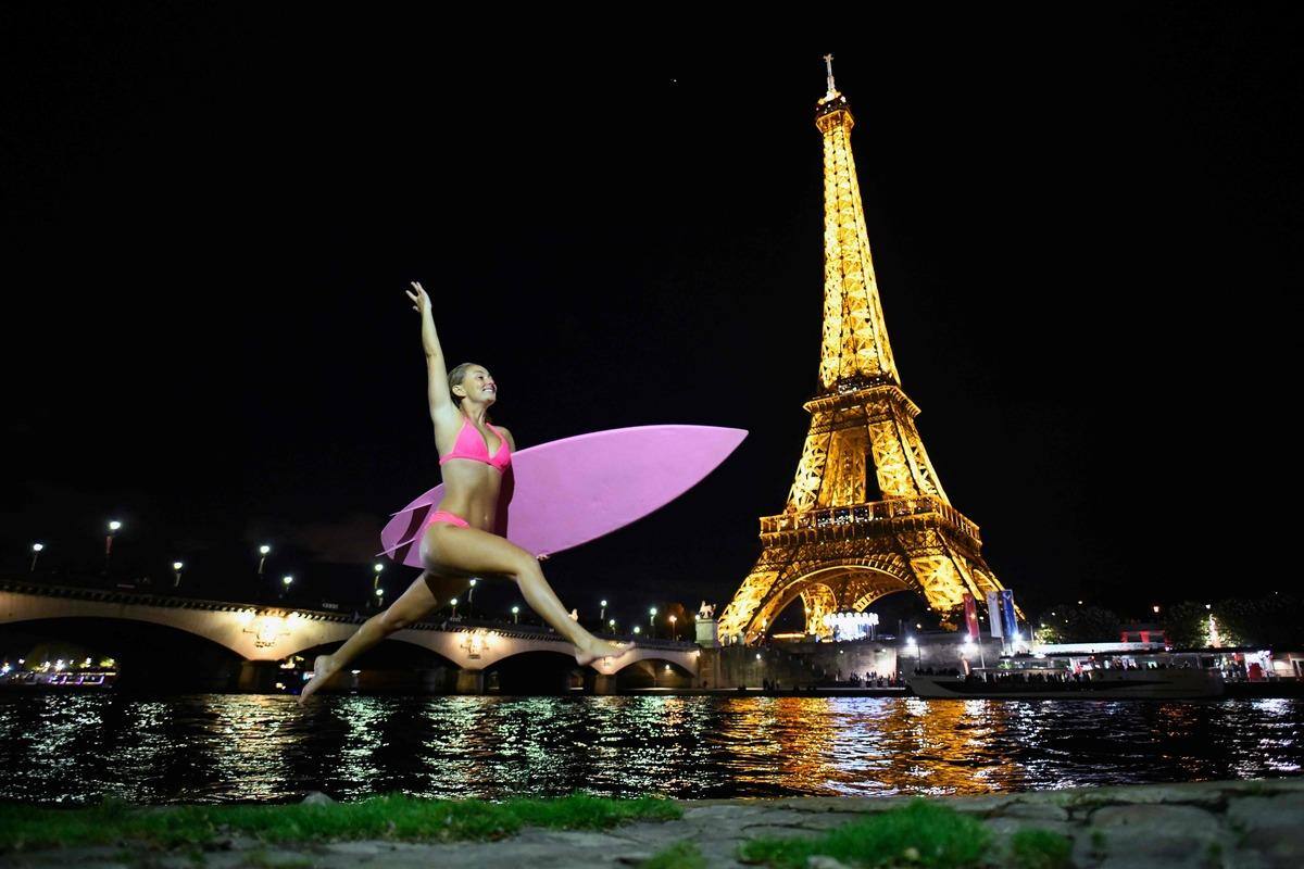 En surf rose contre la pollution: une image d’avant, un combat constant ...