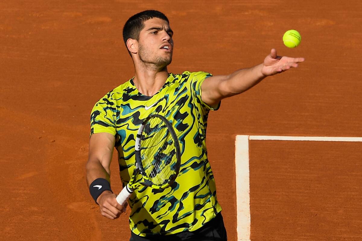 Carlos Alcaraz réussit son retour sur terre - TVA Sports