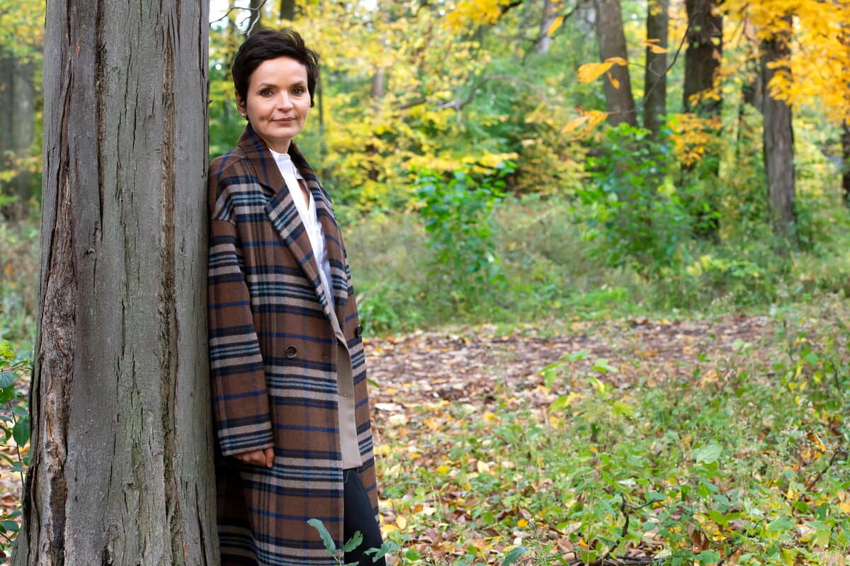 Anaïs Barbeau-Lavalette publie un livre illustré sur les fleurs | JDM