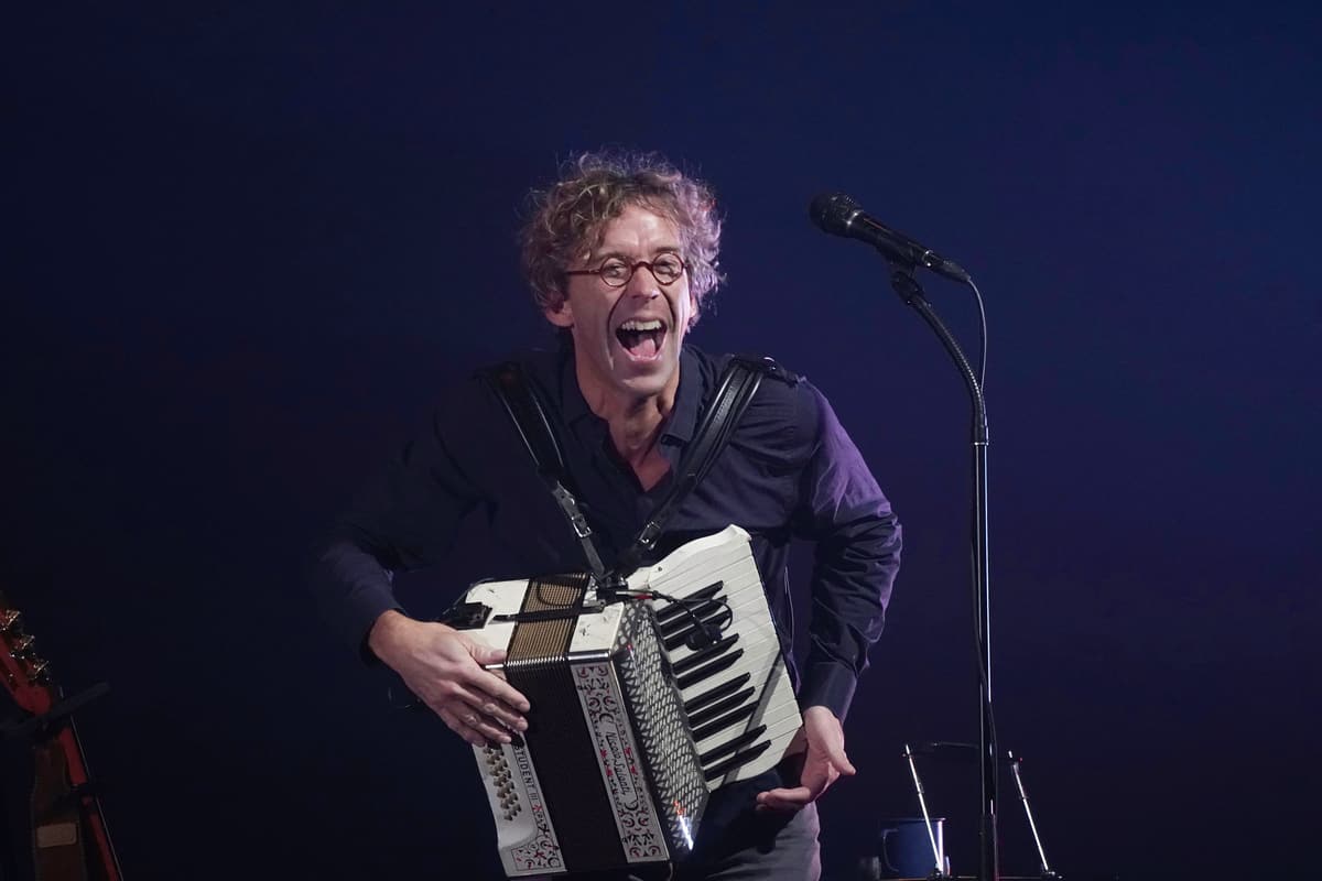 «La descente aux affaires»: Fred Pellerin toujours aussi drôle et ...