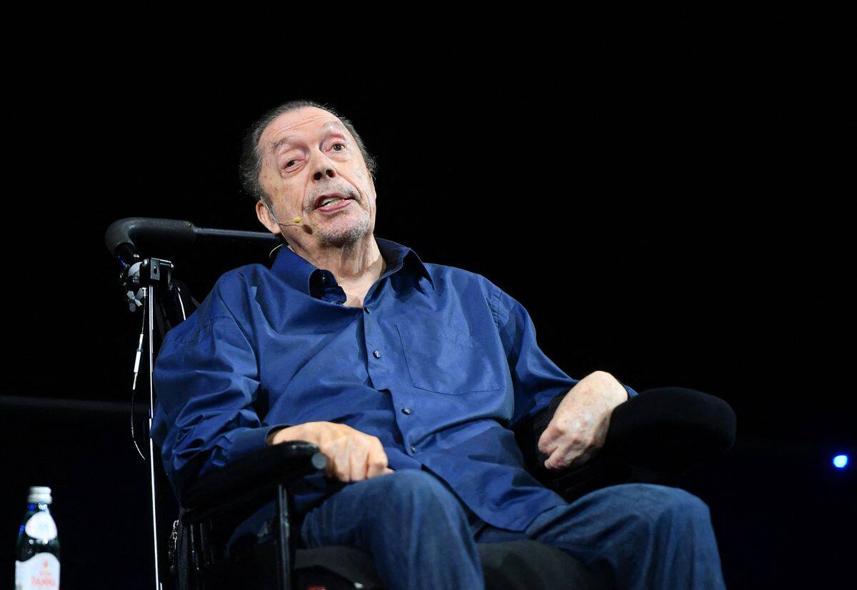 Tim Curry «ne peut toujours pas marcher» depuis son AVC en 2012 | JDM