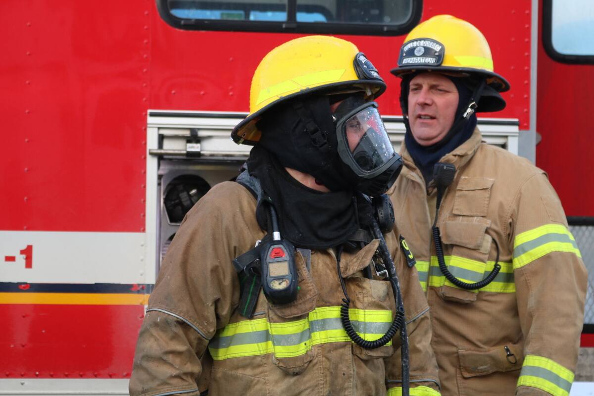 [PHOTOS] Incendie au centre de tri: une cinquantaine de pompiers ...