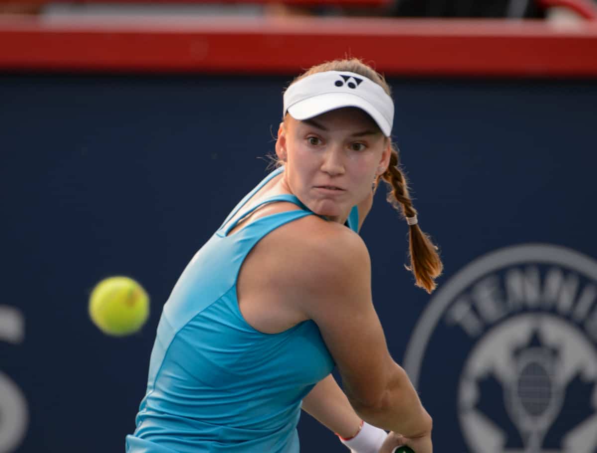 Elle passe en demi-finales sur l’abandon de Kostyuk: Rybakina a ...