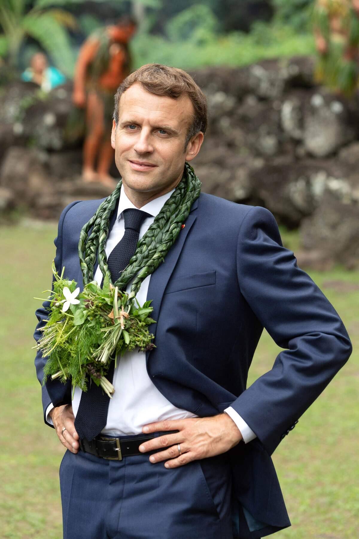 Les photos d’Emmanuel Macron enseveli sous les colliers à fleurs font ...